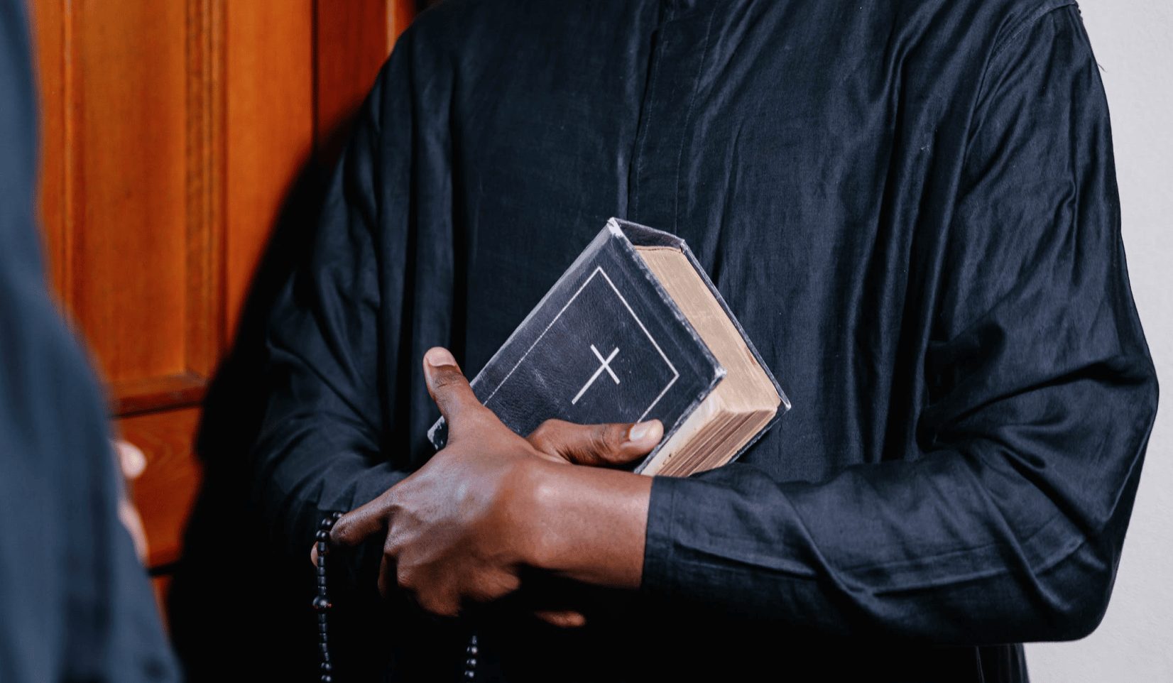 Pastoor misbruikt meisje (17) in rivier, beweert profeet te zijn die ...