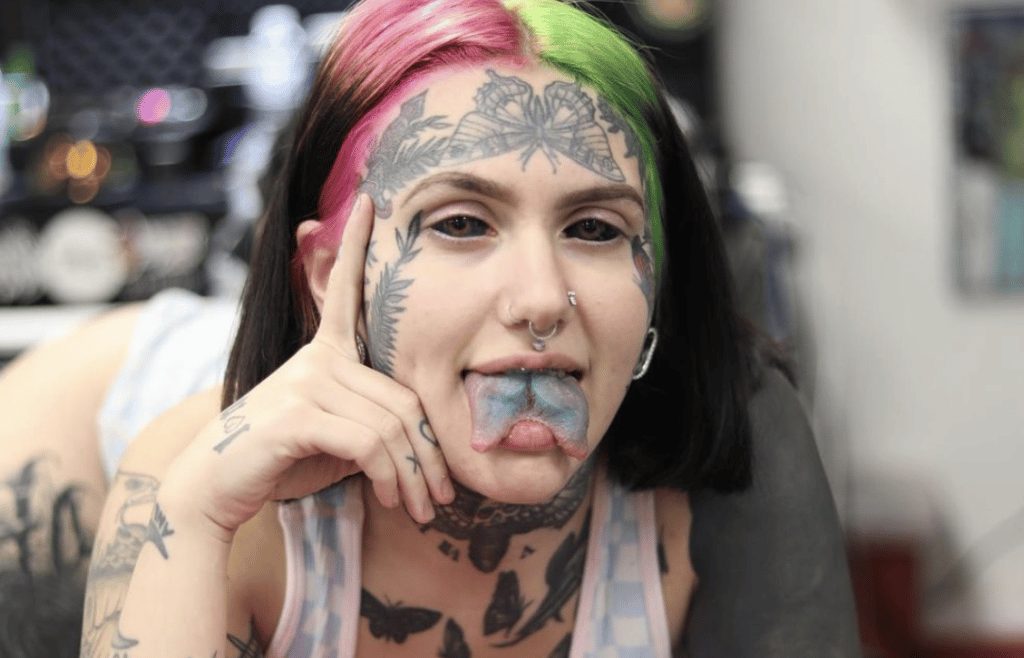 Voorheen mooie blonde vrouw heeft nu scherpe hoektanden en gaat als ...