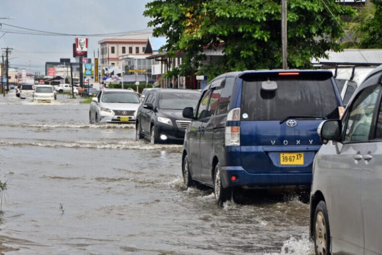 Betweters in Suriname die onzin verkondigen over rijden door water ...
